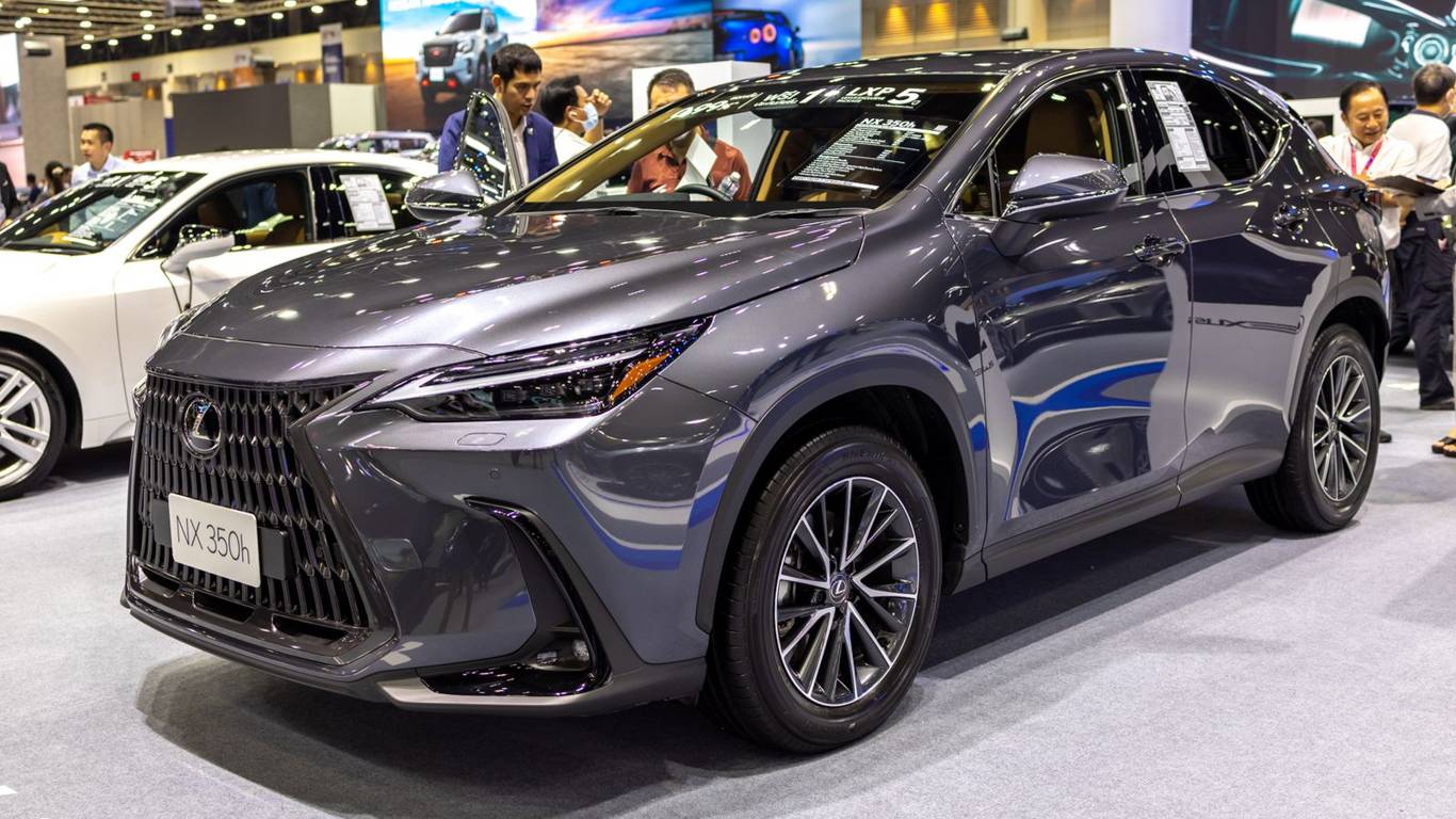 Сбой в системе AHS: Lexus отзывает 1277 автомобилей NX 2023 года